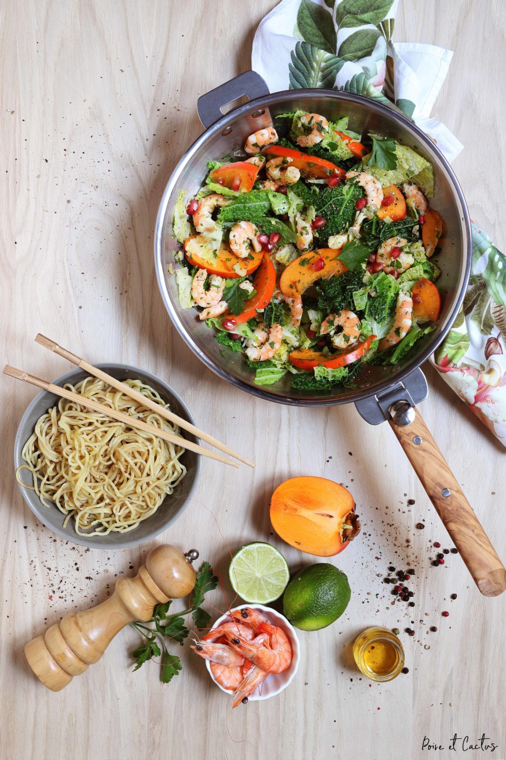 Wok facile et rapide de crevettes, chou vert et kaki - Poire & Cactus