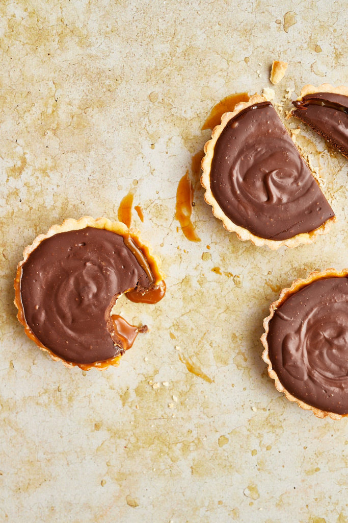 Tartelette chocolat et caramel au beurre salé maison - Poire & Cactus